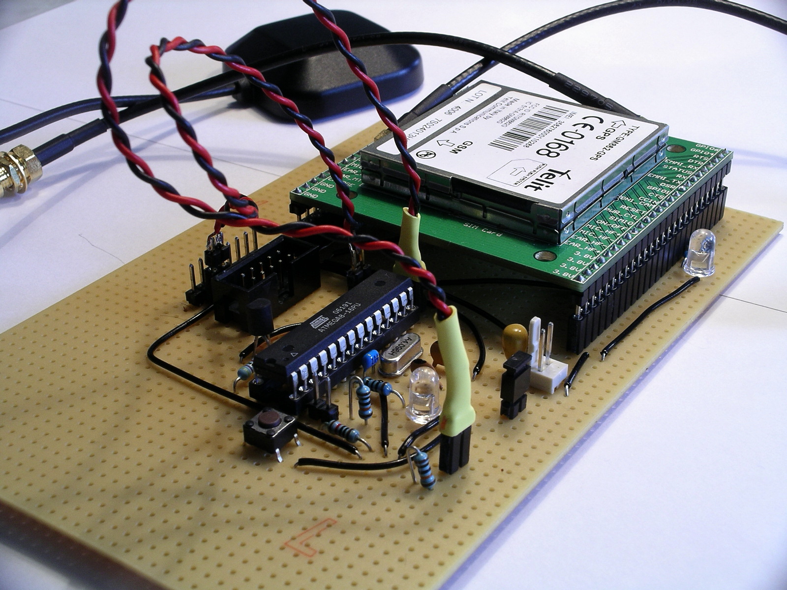 Interfacing an AVR controller to a GPS Mobile Phone – tinkerlog